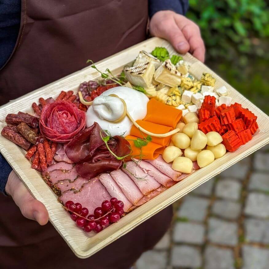 Deska wyselekcjonowanych serów i wędlin dla 4-6 osób – PlanetaCatering